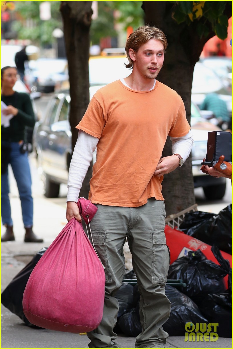 Austin Butler Channels '90s Style on Set of His New Movie 'Caught ...