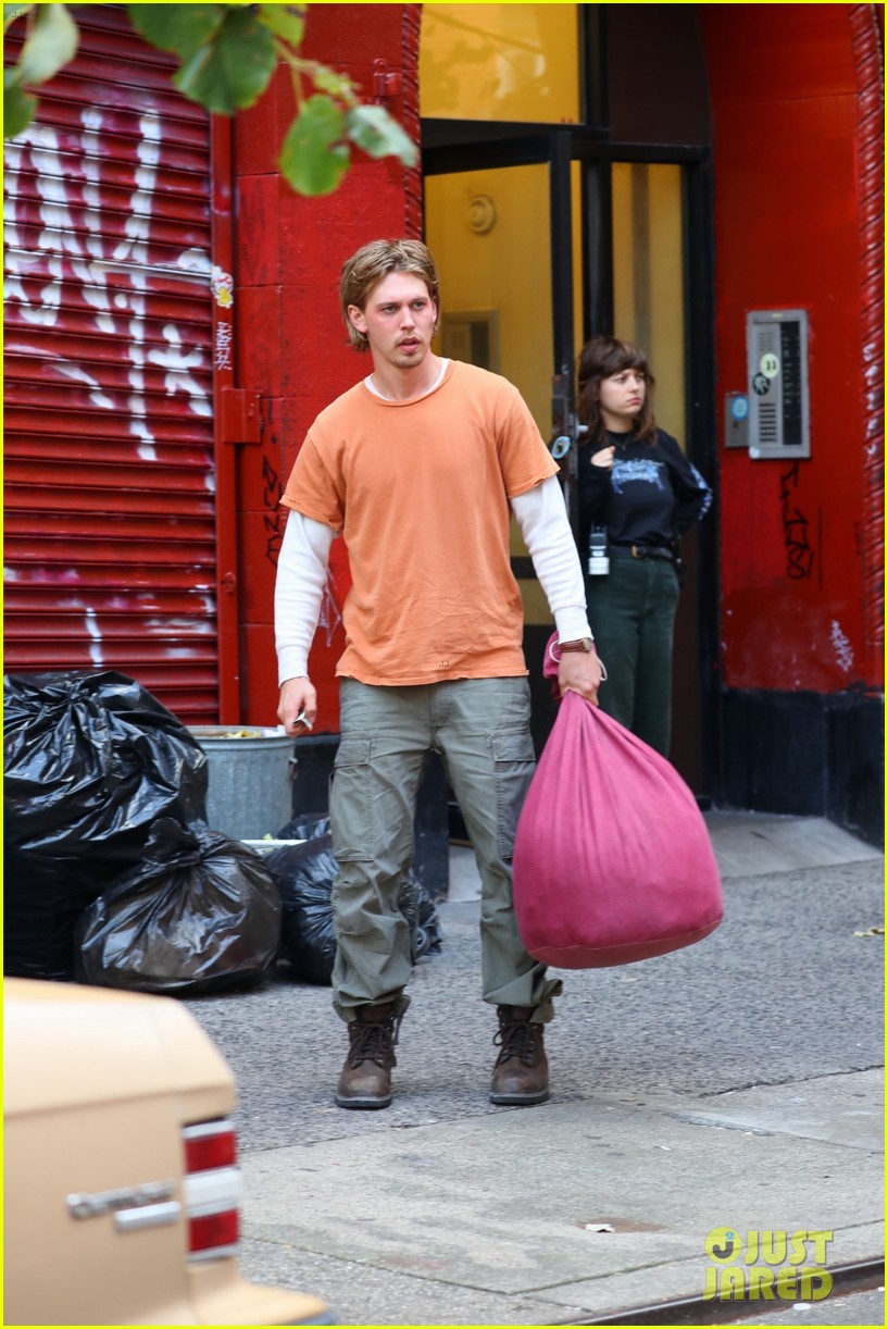 Austin Butler Channels '90s Style on Set of His New Movie 'Caught ...