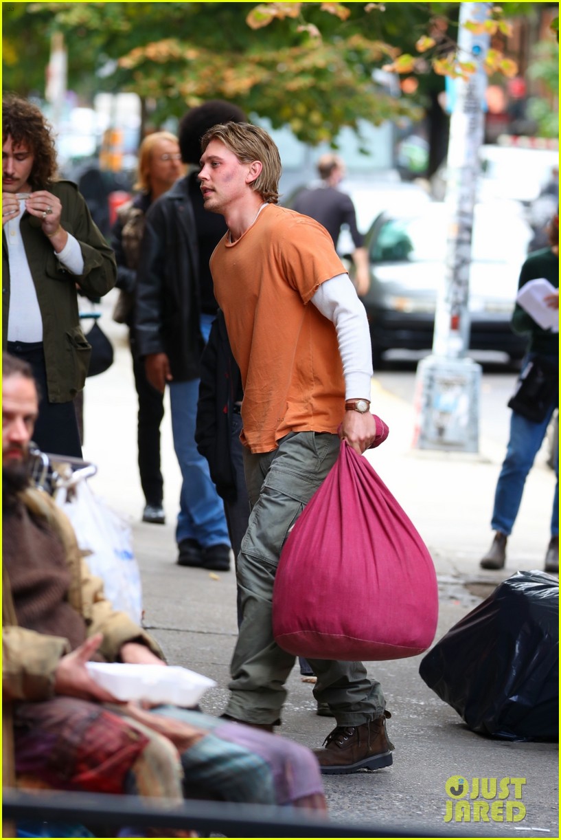 Austin Butler Channels '90s Style on Set of His New Movie 'Caught ...