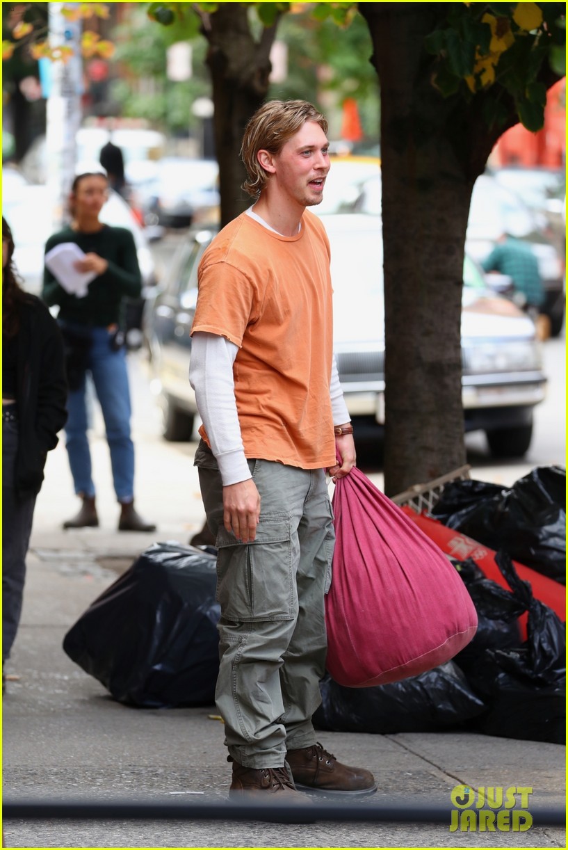 Austin Butler Channels '90s Style on Set of His New Movie 'Caught ...