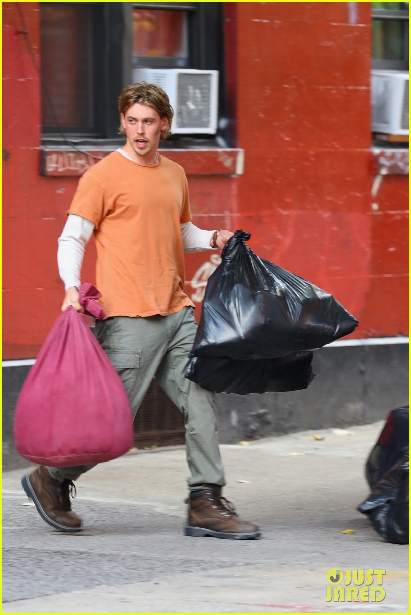 Austin Butler Channels '90s Style on Set of His New Movie 'Caught ...