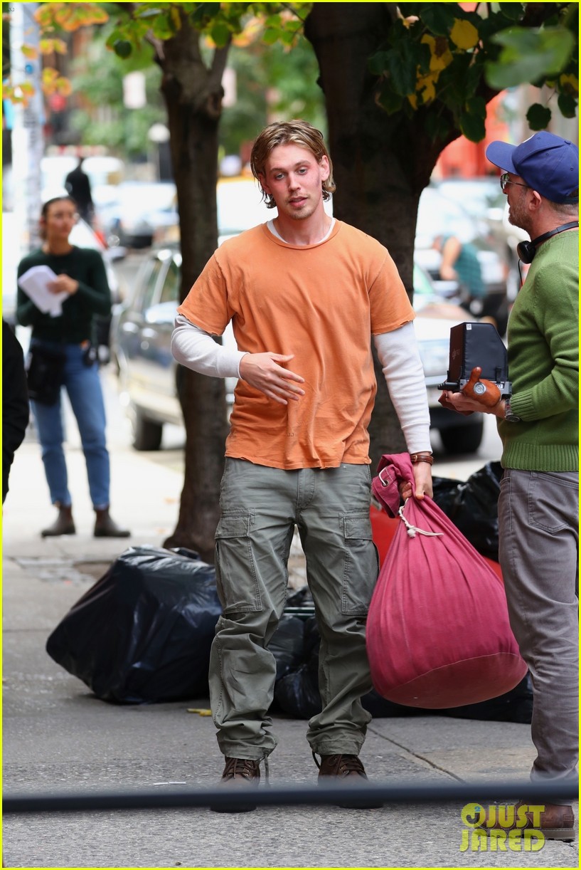 Austin Butler Channels '90s Style on Set of His New Movie 'Caught ...