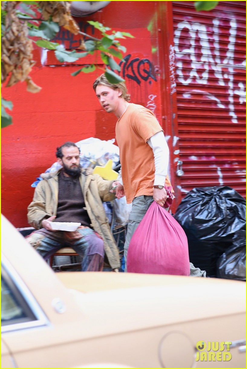 Austin Butler Channels '90s Style on Set of His New Movie 'Caught ...