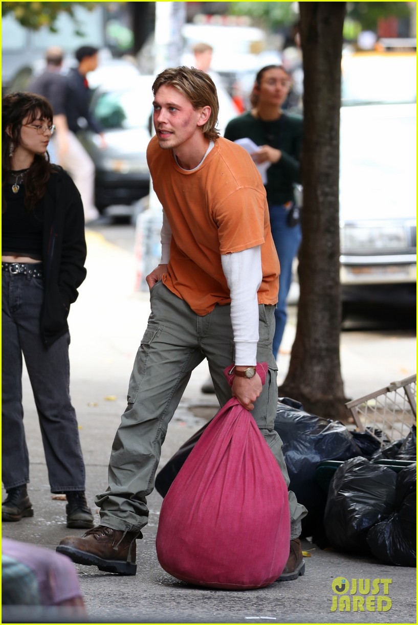 Austin Butler Channels '90s Style on Set of His New Movie 'Caught ...