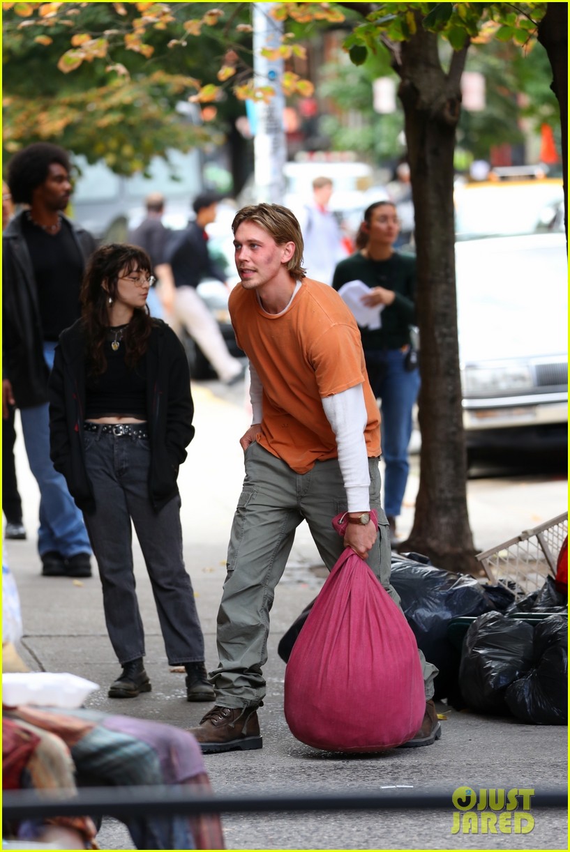 Austin Butler Channels '90s Style on Set of His New Movie 'Caught ...