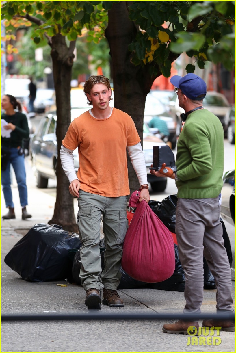 Austin Butler Channels '90s Style on Set of His New Movie 'Caught ...
