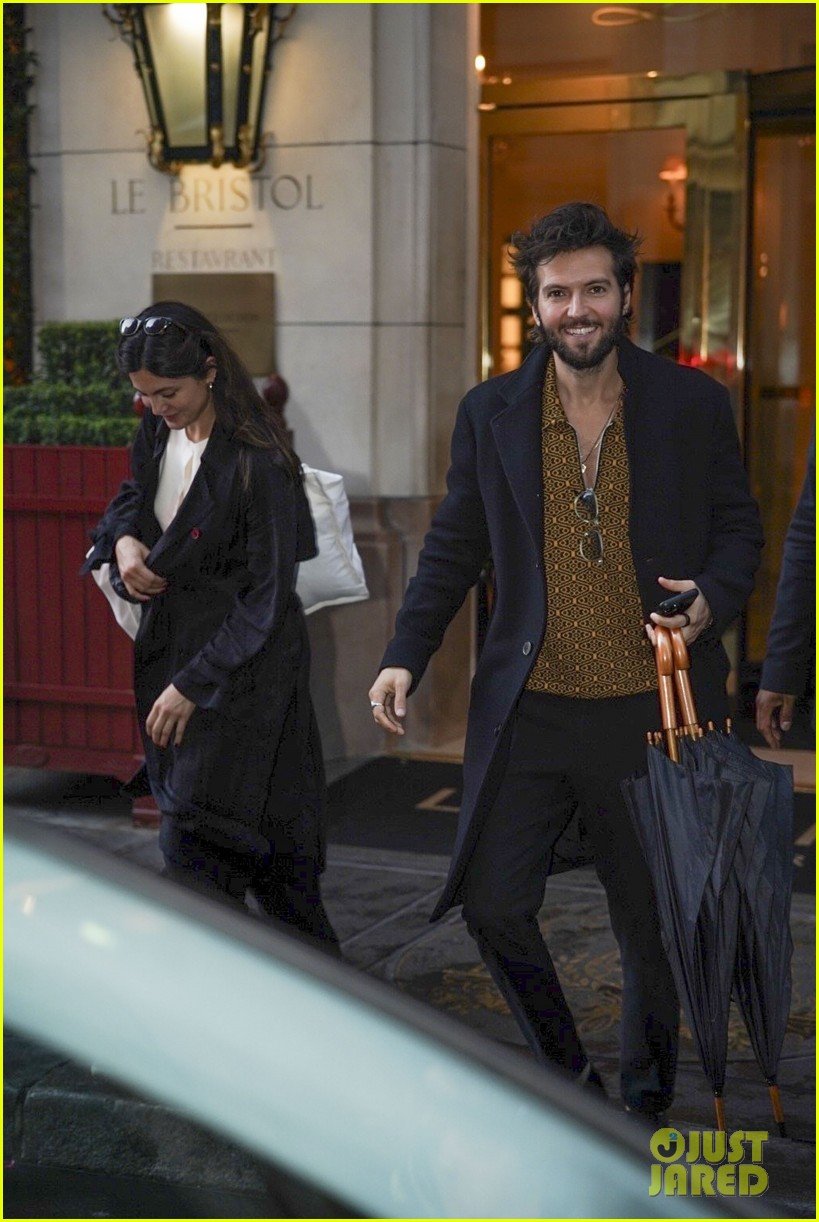 'Top Gun' Actress Monica Barbaro Spotted with British Actor Guy Burnet ...