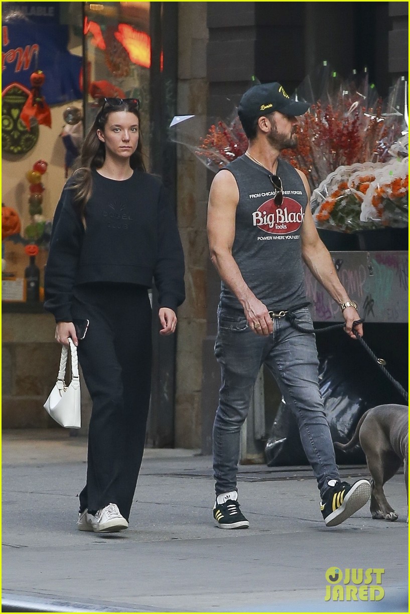 Justin Theroux & Fiancee Nicole Brydon Bloom Hold Hands While Walking ...