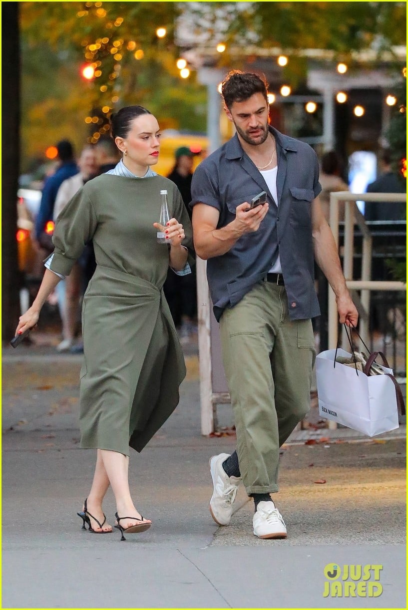 Daisy Ridley & Husband Tom Bateman Enjoy Day Out in NYC Before She's ...