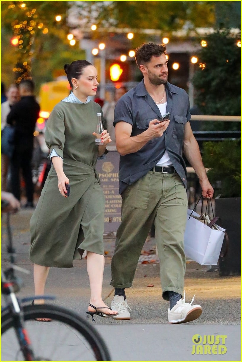 Daisy Ridley & Husband Tom Bateman Enjoy Day Out in NYC Before She's ...