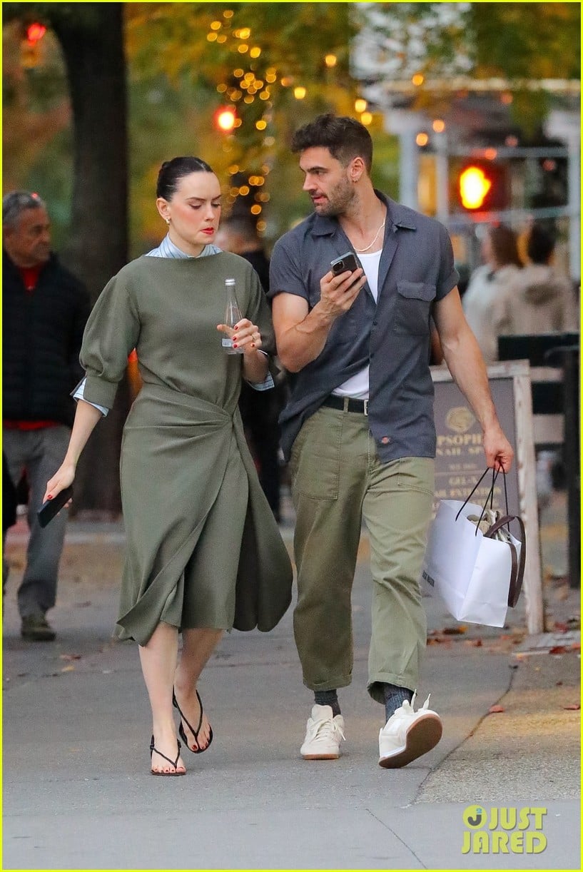 Daisy Ridley & Husband Tom Bateman Enjoy Day Out in NYC Before She's ...