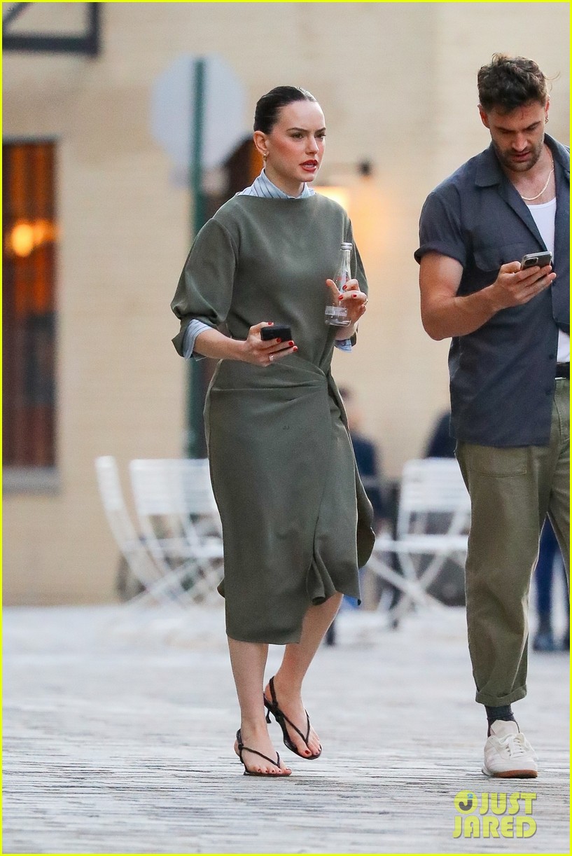 Daisy Ridley & Husband Tom Bateman Enjoy Day Out in NYC Before She's ...