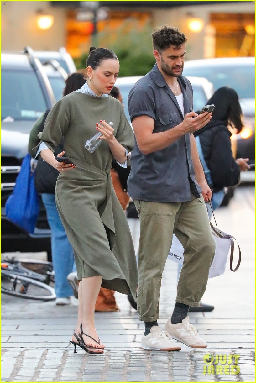 Daisy Ridley & Husband Tom Bateman Enjoy Day Out in NYC Before She's ...