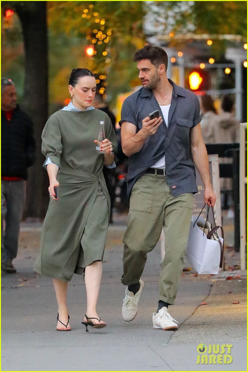 Daisy Ridley & Husband Tom Bateman Enjoy Day Out in NYC Before She's ...