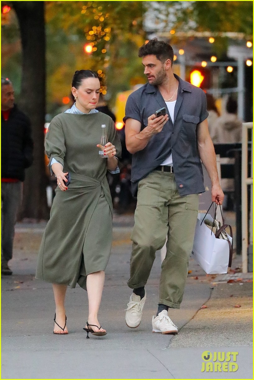 Daisy Ridley & Husband Tom Bateman Enjoy Day Out in NYC Before She's ...