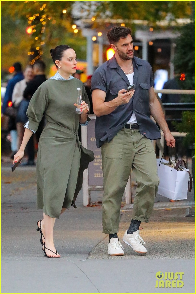 Daisy Ridley & Husband Tom Bateman Enjoy Day Out in NYC Before She's ...