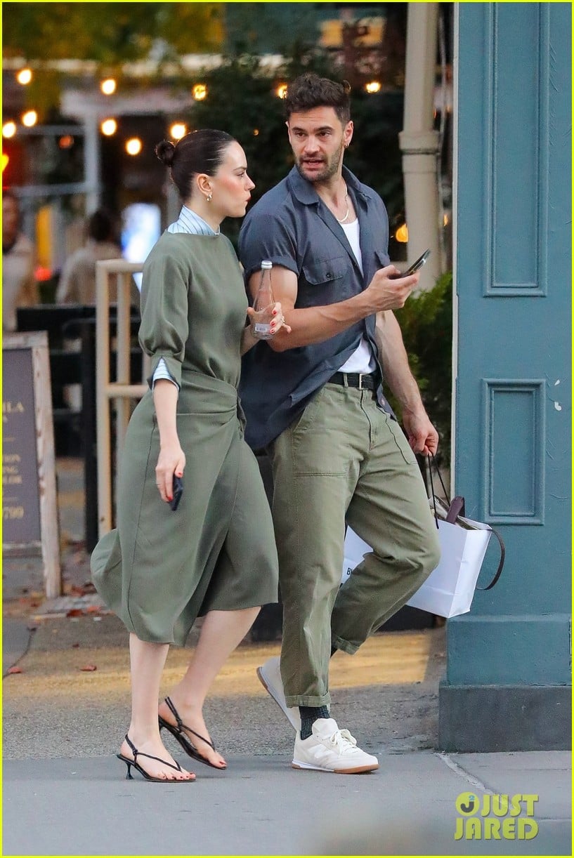 Daisy Ridley & Husband Tom Bateman Enjoy Day Out in NYC Before She's ...