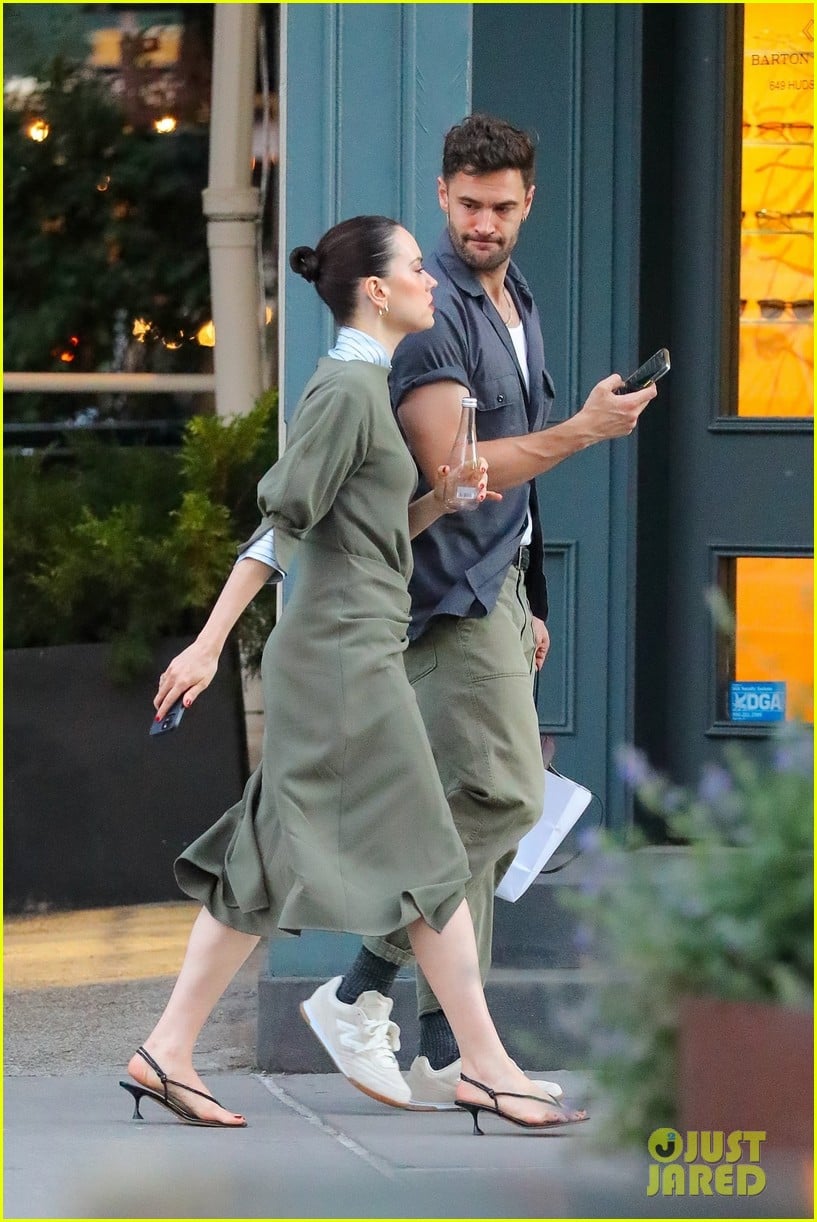 Daisy Ridley & Husband Tom Bateman Enjoy Day Out in NYC Before She's ...