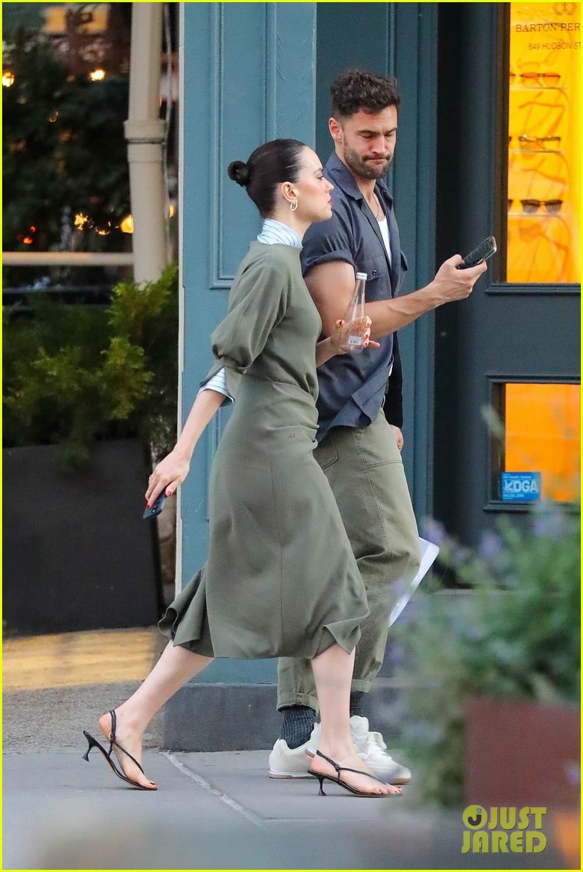 Daisy Ridley & Husband Tom Bateman Enjoy Day Out in NYC Before She's ...