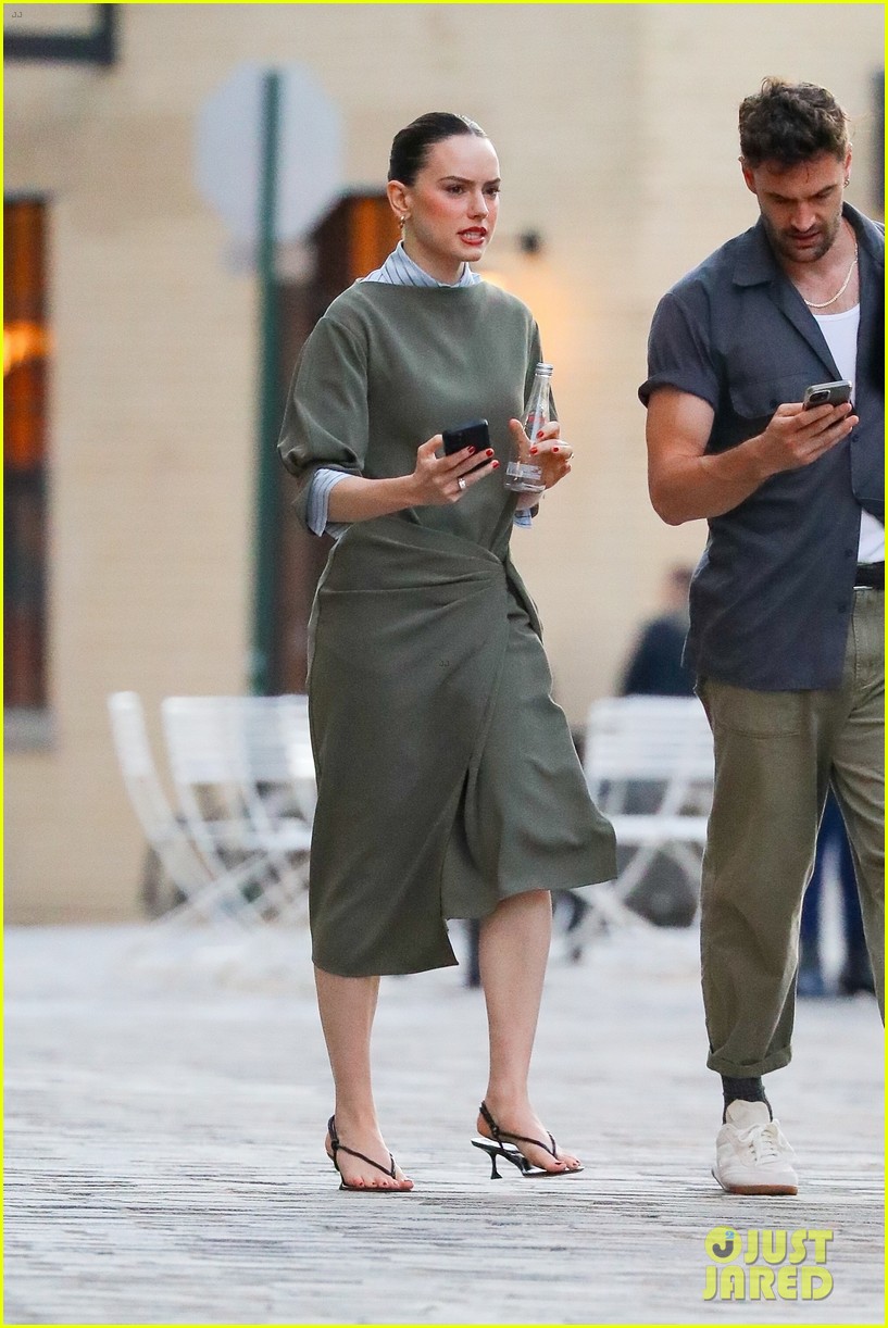 Daisy Ridley & Husband Tom Bateman Enjoy Day Out in NYC Before She's ...