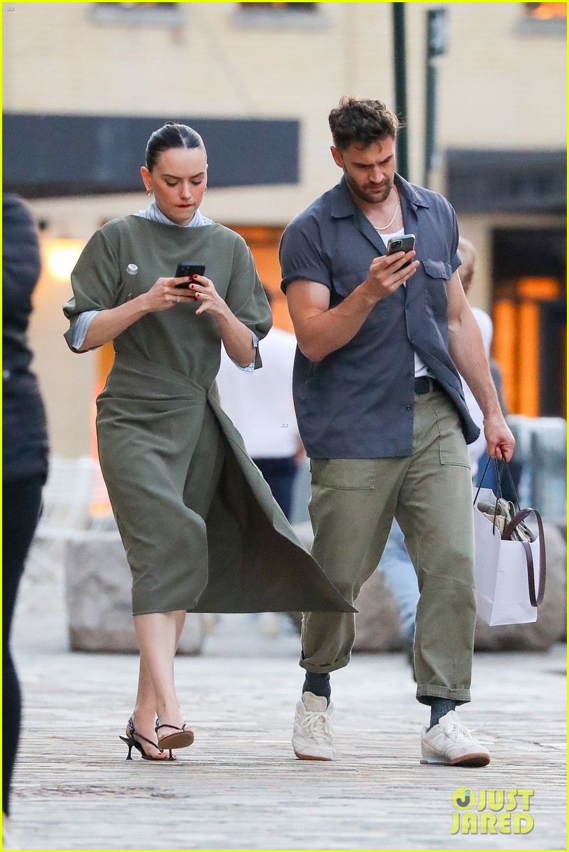 Daisy Ridley & Husband Tom Bateman Enjoy Day Out in NYC Before She's ...