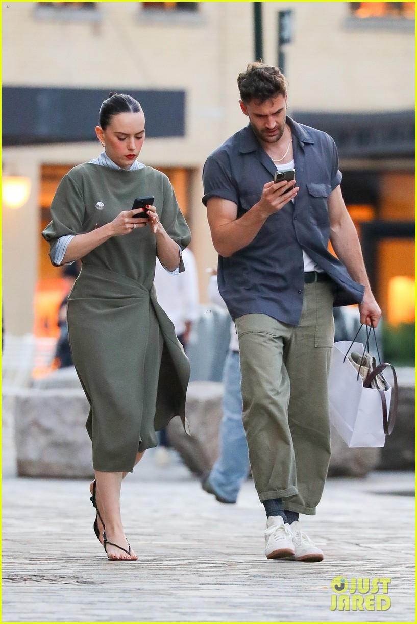 Daisy Ridley & Husband Tom Bateman Enjoy Day Out in NYC Before She's ...