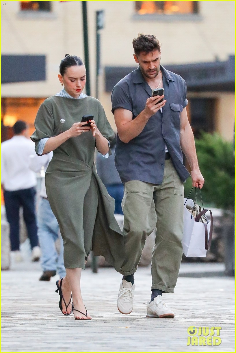 Daisy Ridley & Husband Tom Bateman Enjoy Day Out in NYC Before She's ...