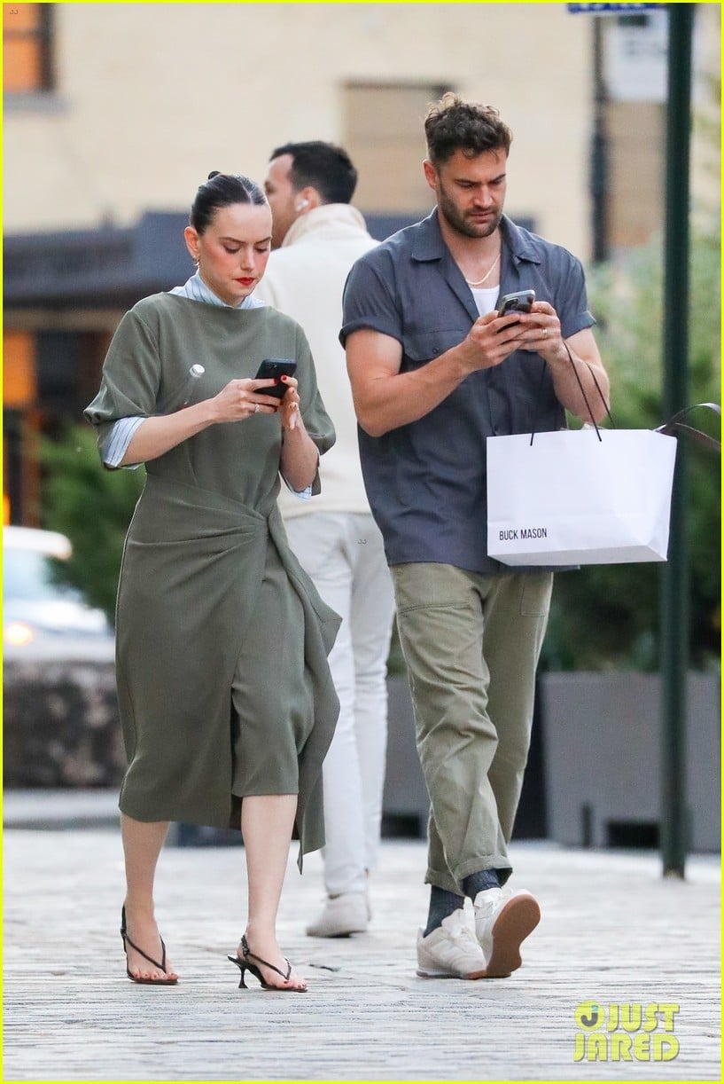 Daisy Ridley & Husband Tom Bateman Enjoy Day Out in NYC Before She's ...