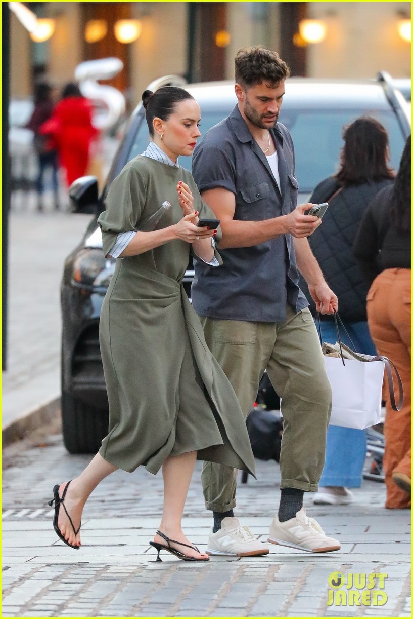 Daisy Ridley & Husband Tom Bateman Enjoy Day Out in NYC Before She's ...