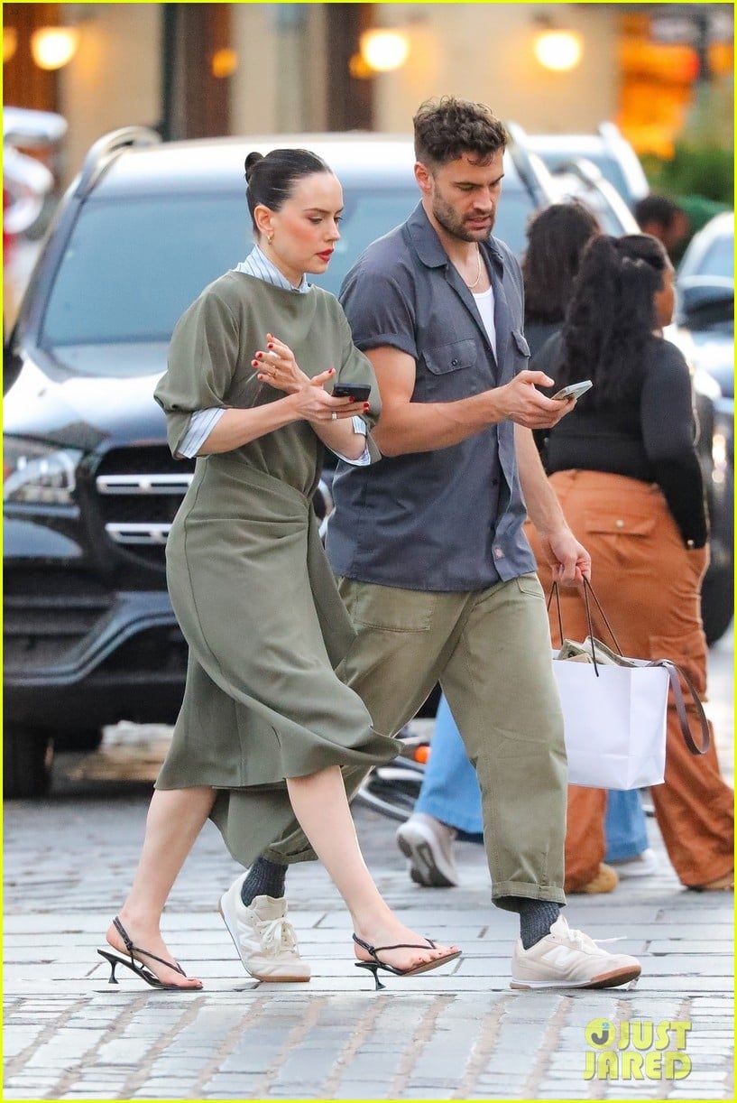 Daisy Ridley & Husband Tom Bateman Enjoy Day Out in NYC Before She's ...