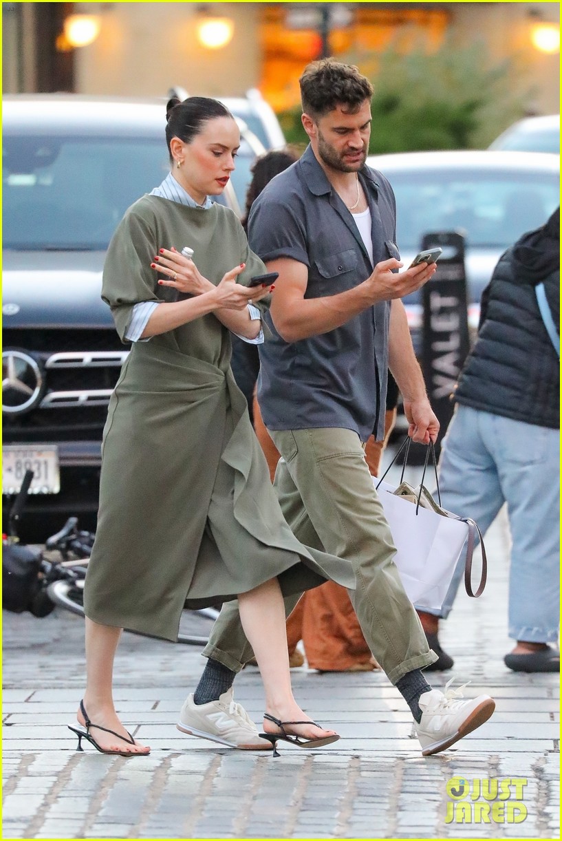 Daisy Ridley & Husband Tom Bateman Enjoy Day Out in NYC Before She's ...