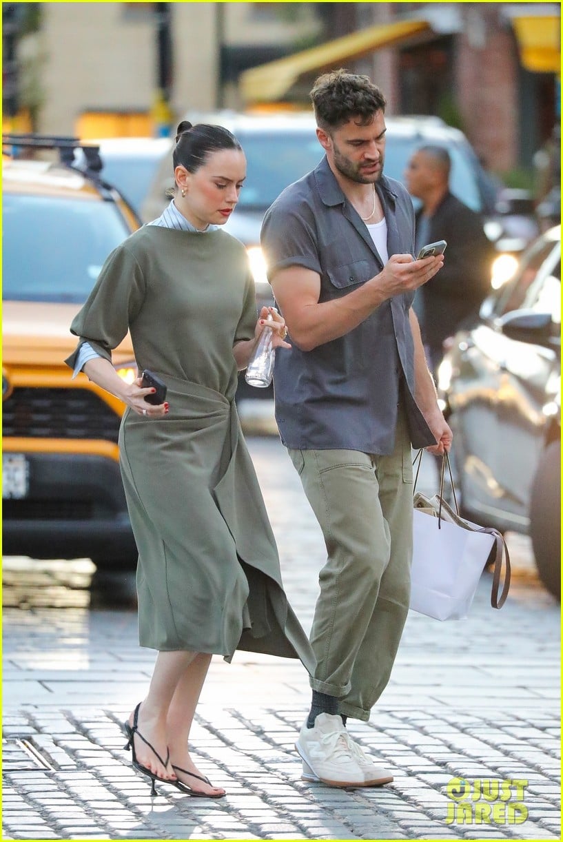 Daisy Ridley & Husband Tom Bateman Enjoy Day Out in NYC Before She's ...