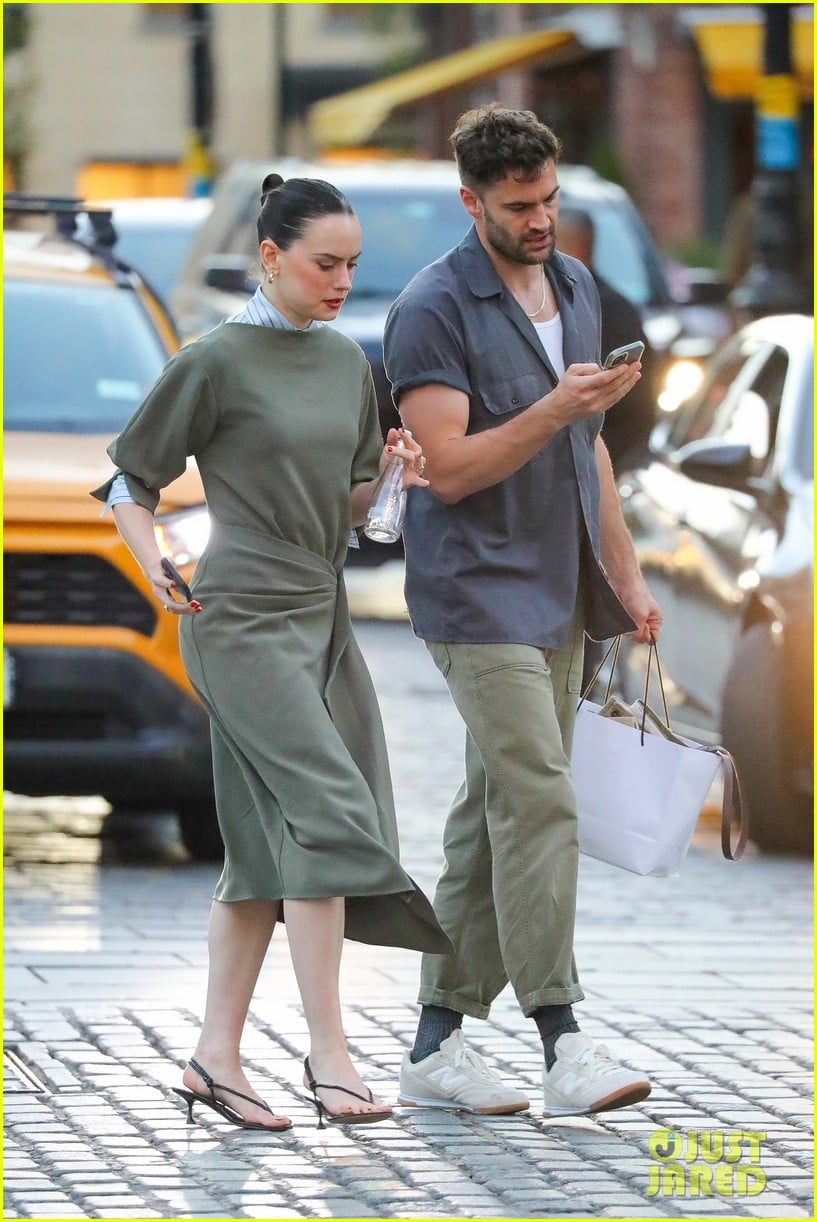 Daisy Ridley & Husband Tom Bateman Enjoy Day Out in NYC Before She's ...