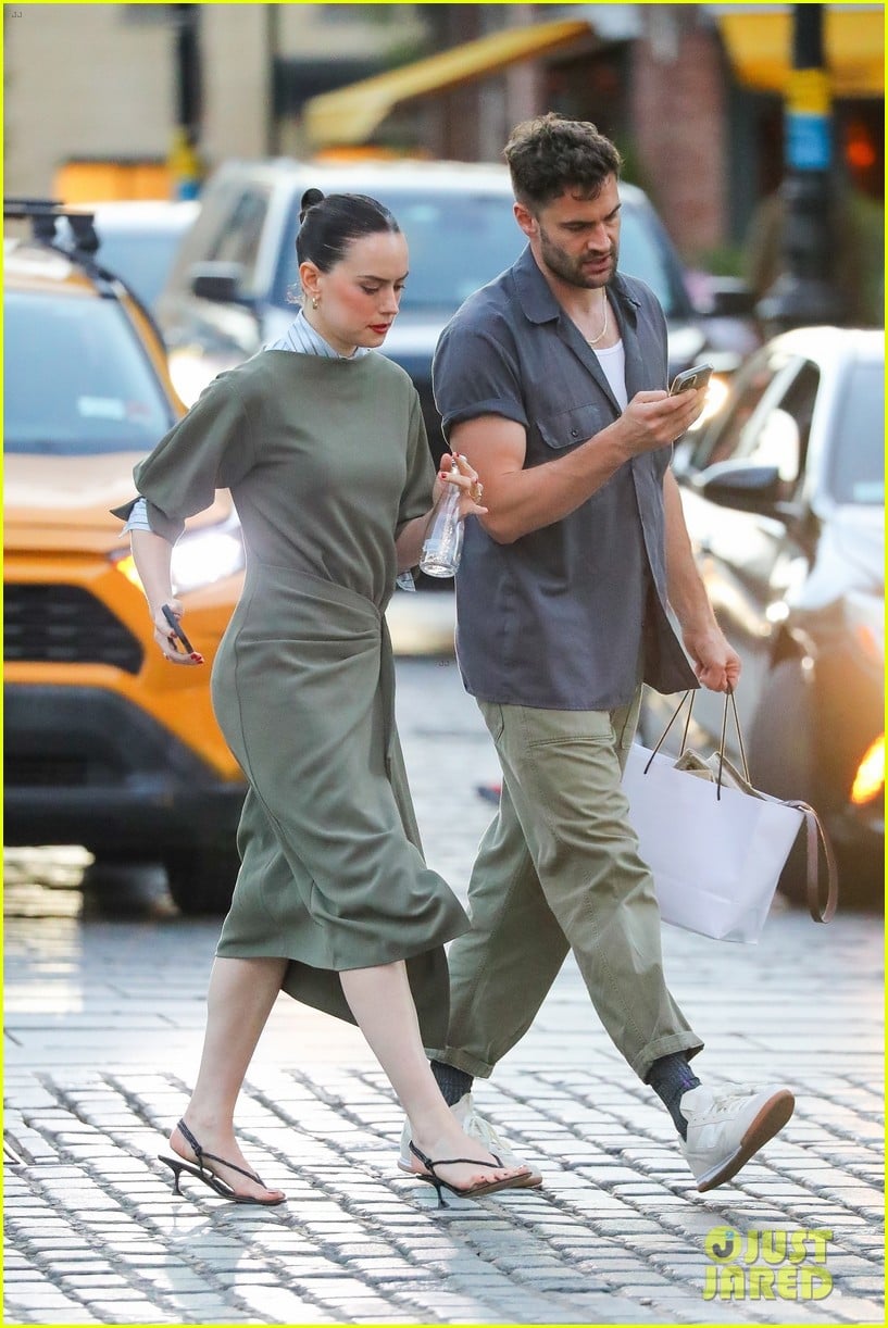 Daisy Ridley & Husband Tom Bateman Enjoy Day Out in NYC Before She's ...