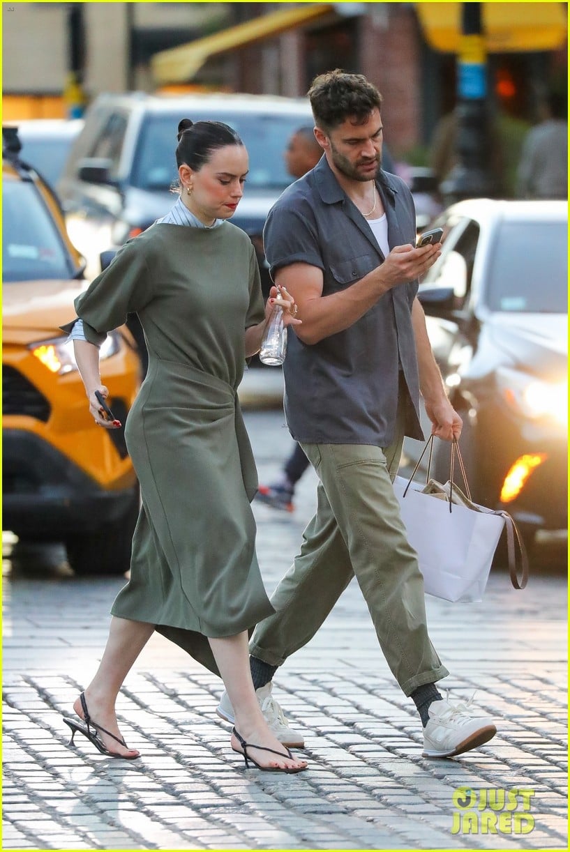 Daisy Ridley & Husband Tom Bateman Enjoy Day Out in NYC Before She's ...