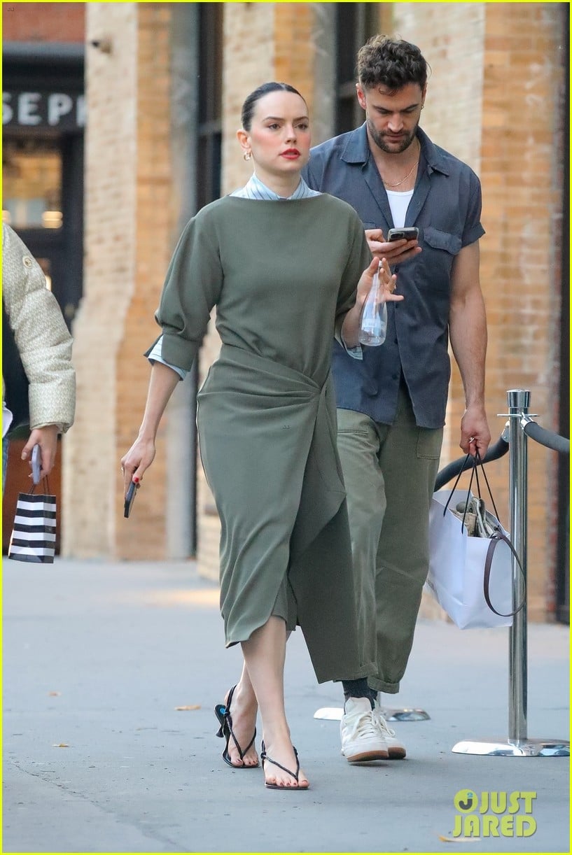Daisy Ridley & Husband Tom Bateman Enjoy Day Out in NYC Before She's ...
