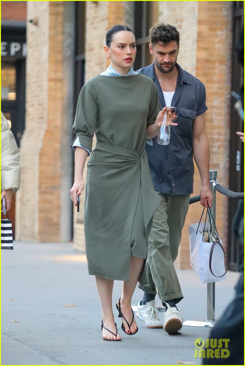 Daisy Ridley & Husband Tom Bateman Enjoy Day Out in NYC Before She's ...