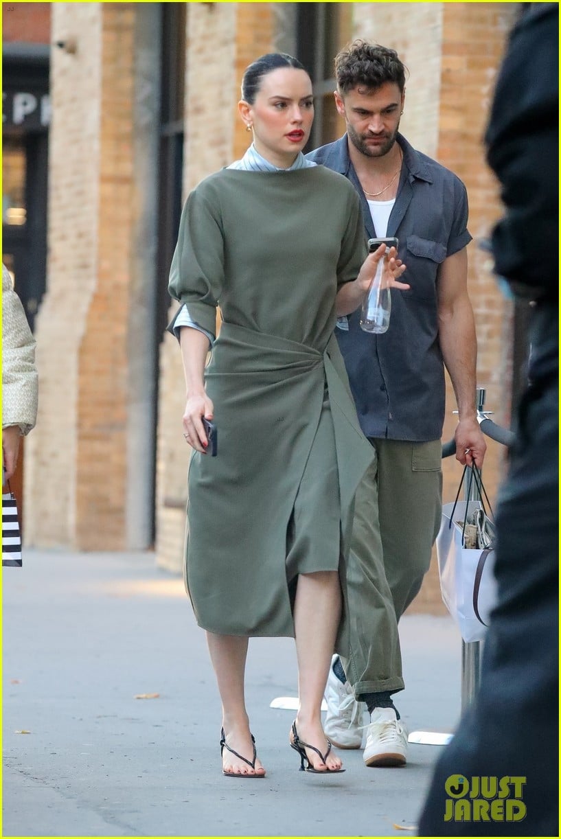 Daisy Ridley & Husband Tom Bateman Enjoy Day Out in NYC Before She's ...