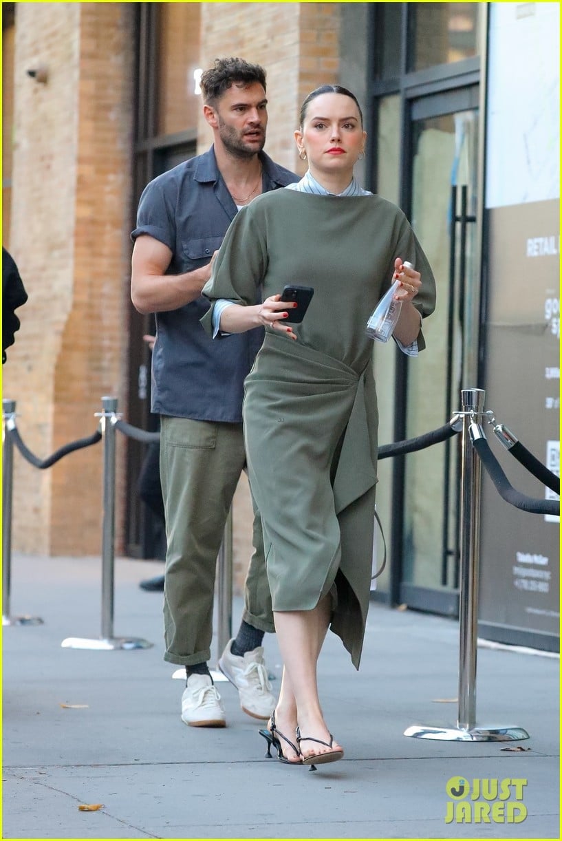 Daisy Ridley & Husband Tom Bateman Enjoy Day Out in NYC Before She's ...