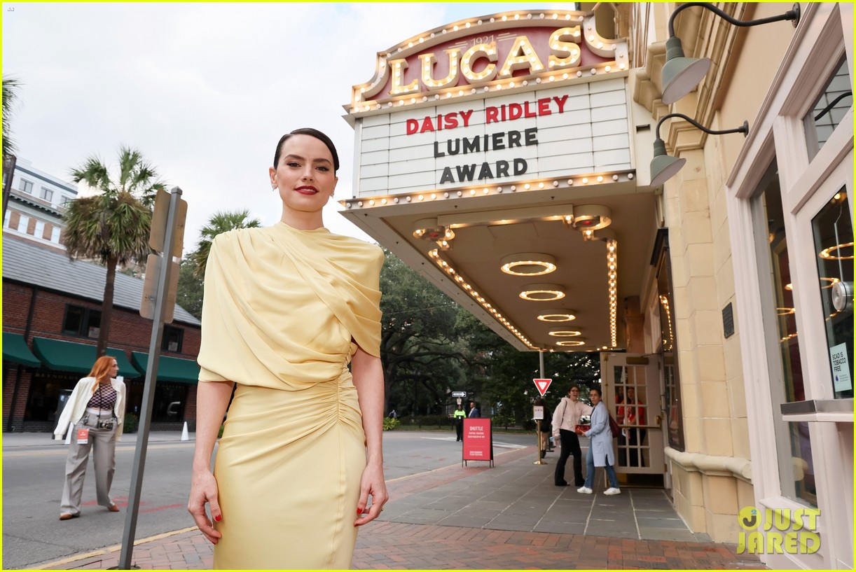 Daisy Ridley & Husband Tom Bateman Enjoy Day Out in NYC Before She's ...