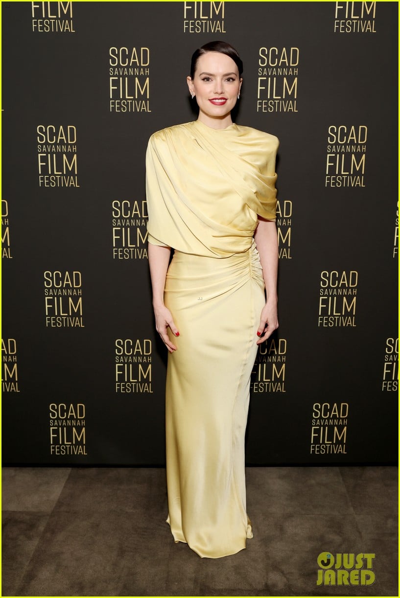 Daisy Ridley & Husband Tom Bateman Enjoy Day Out in NYC Before She's ...