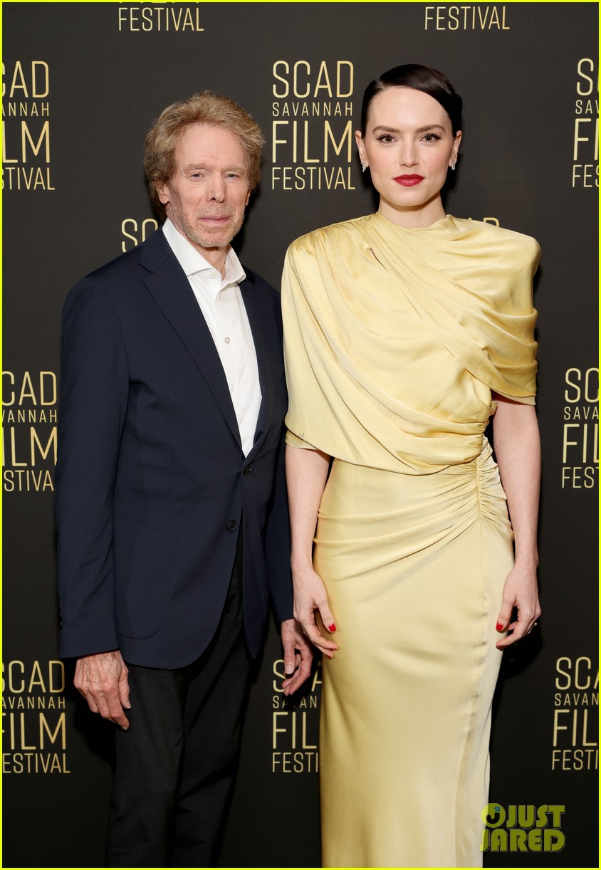 Daisy Ridley & Husband Tom Bateman Enjoy Day Out in NYC Before She's ...