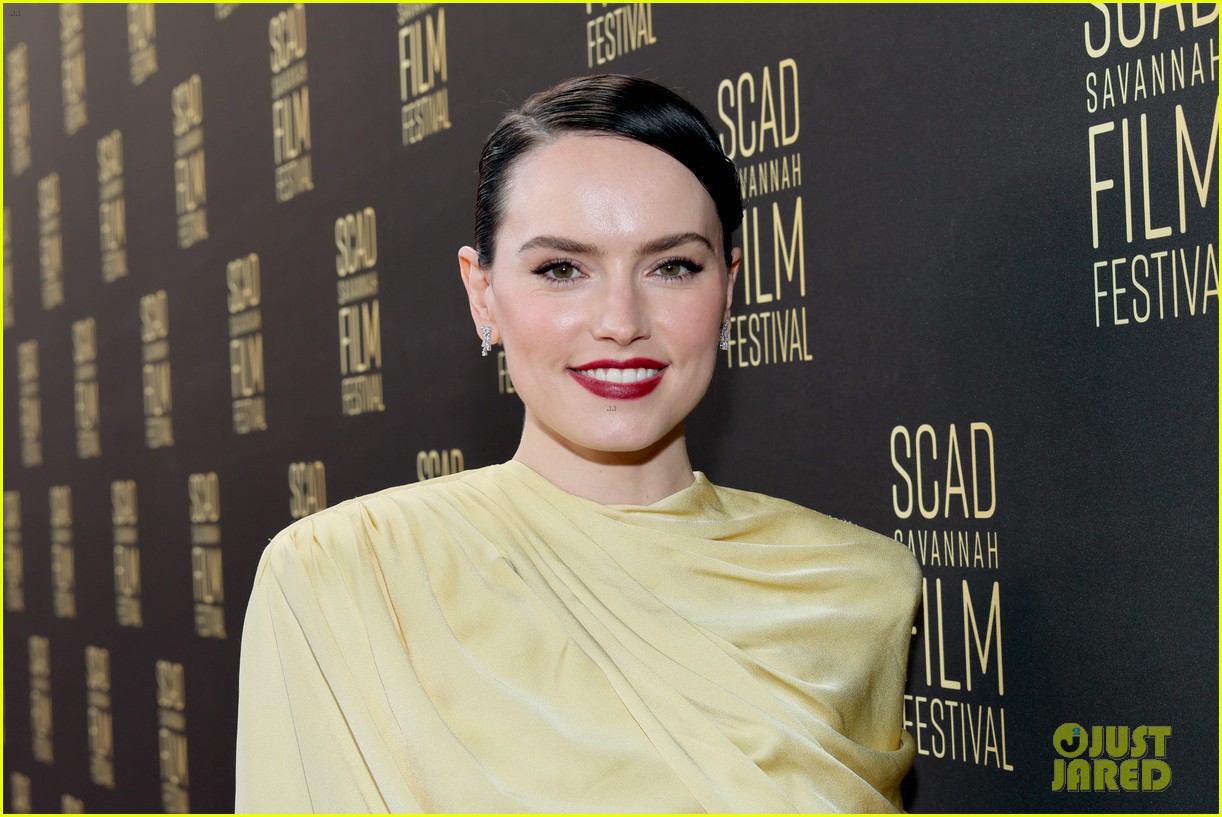 Daisy Ridley & Husband Tom Bateman Enjoy Day Out in NYC Before She's ...