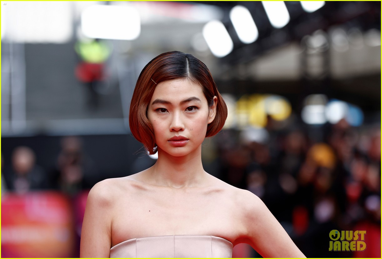 Alfonso Cuaron Explains Why He Cast Sacha Baron Cohen & Kevin Kline in ...