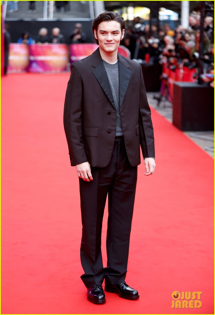 Alfonso Cuaron Explains Why He Cast Sacha Baron Cohen & Kevin Kline in ...