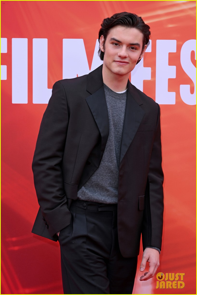 Alfonso Cuaron Explains Why He Cast Sacha Baron Cohen & Kevin Kline in ...