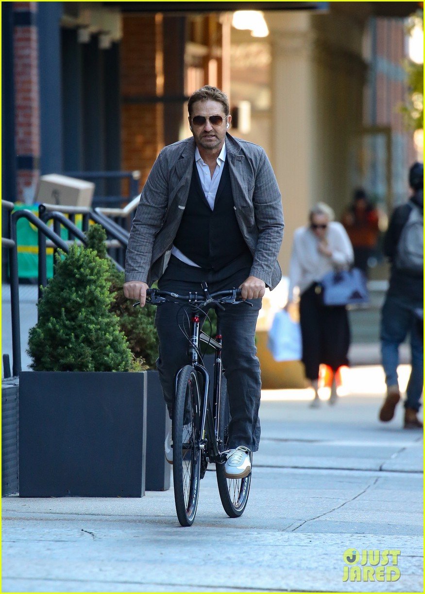 Gerard Butler Goes for Bike Ride Around NYC with a Friend: Photo ...
