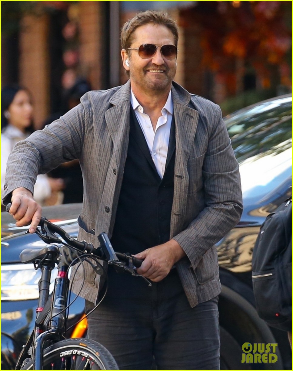 Gerard Butler Goes for Bike Ride Around NYC with a Friend: Photo ...
