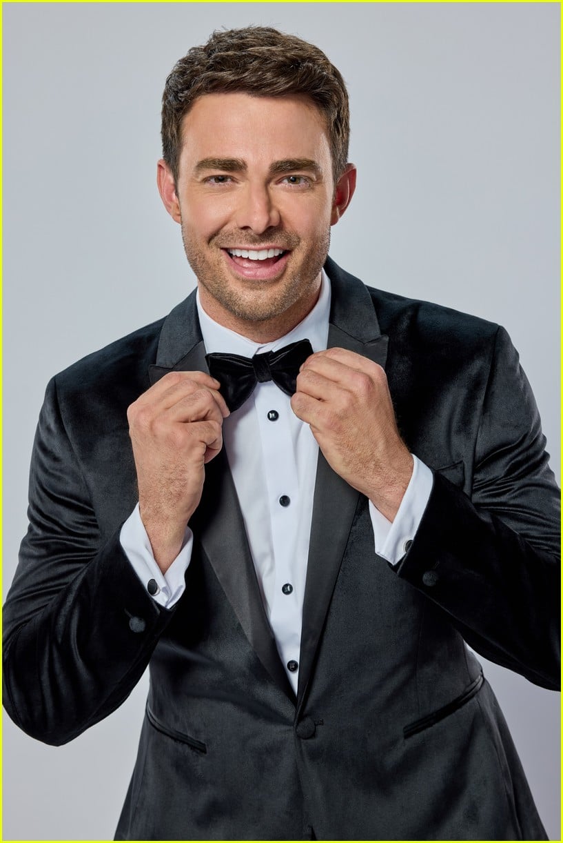 'The Groomsmen First Look' Cast - Hallmark Favorites Jonathan Bennett ...