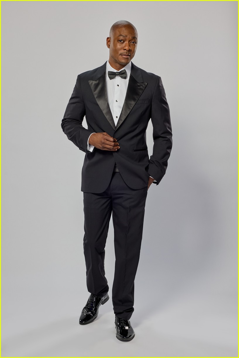 'The Groomsmen First Look' Cast - Hallmark Favorites Jonathan Bennett ...